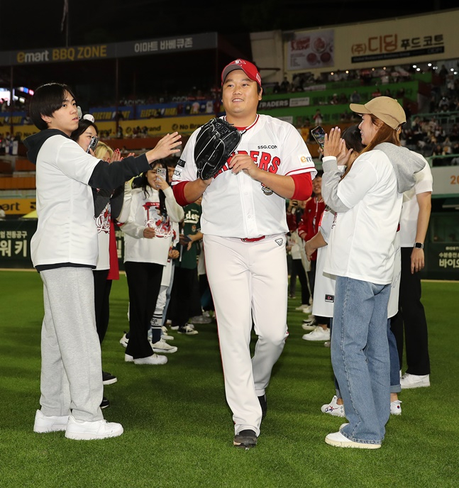 'SSG 드라마 완성' 최종 3위+준PO 직행, 4위 NC-5위 두산 'WC서 격돌'... 김태훈 은퇴식-역대 2번째 최다관중 '완벽한 엔딩' [인천 현장리뷰] - 스타뉴스