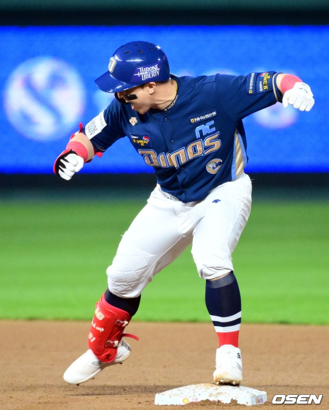 '4출루 3득점' 손아섭 도파민이 대폭발했다! 6년 만의 PS서 '타격왕 진가' 제대로 증명했다 [준PO2] - 스타뉴스