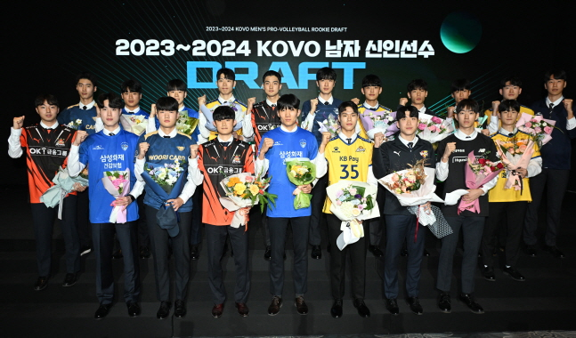 '역대 최저 취업률' 47%, '216㎝ MB' 조진석도 고개를 떨궜다 [KOVO 남자 신인드래프트 현장] | 스타뉴스