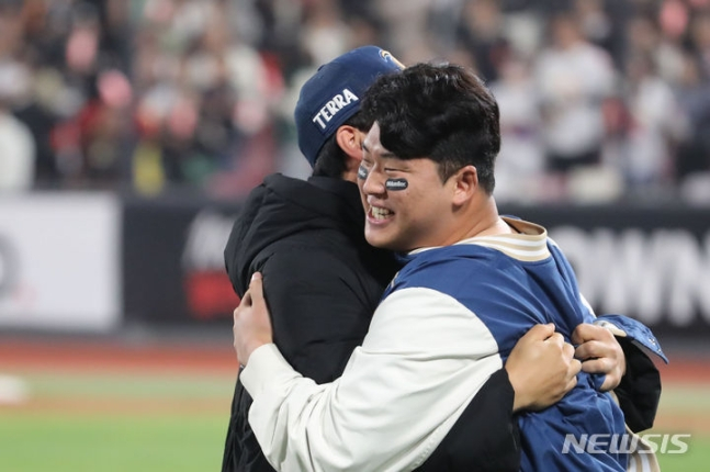 '준PO 인생투→PO 또 인생투' KBO 최고 외인보다 더 잘 던지다니, "한국시리즈에 가더라도..." | 스타뉴스