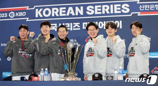 LG 선수들 "박용택 형, 이병규 코치 생각나... 옆에 있는 경수 형도", KT 박경수 "최고의 무대에서 부상 없이 뛰자" [KS 미디어데이] | 스타뉴스