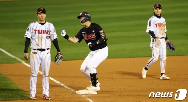 '9회 고우석이 무너졌다' KT, LG 3-2 꺾고 기선 제압 '74%' 우승 확률 잡았다 [잠실 KS1 현장리뷰] | 스타뉴스