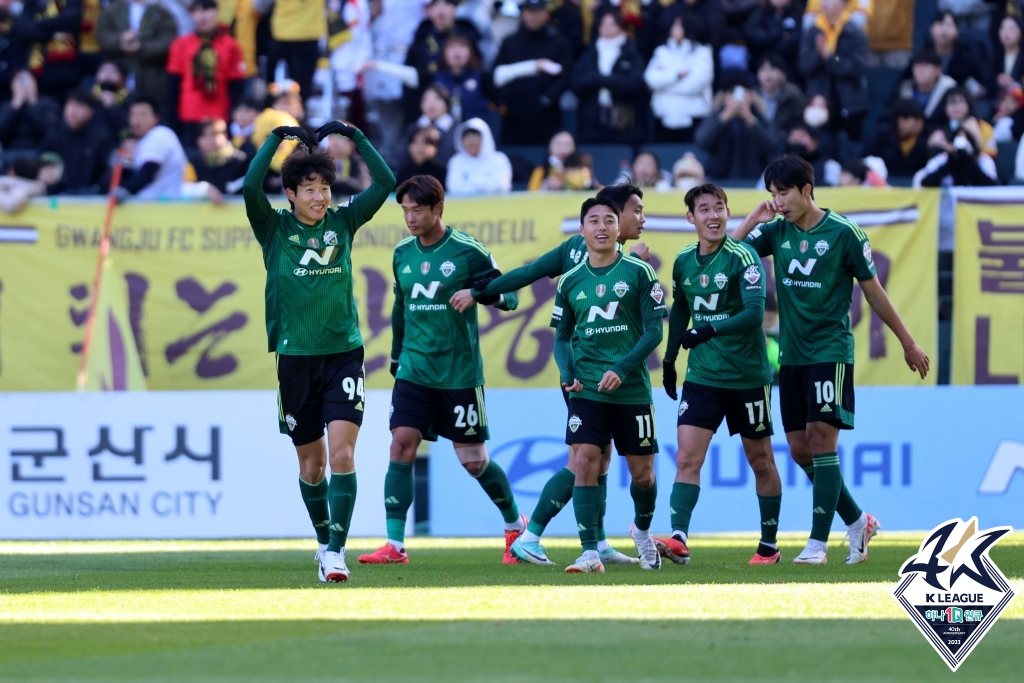 [K리그1 37R] ‘안현범-송민규 득점’ 전북, 광주 2-0 제압...벼랑 끝에서 살린 ‘ACLE 출전 가능성’ | 스타뉴스