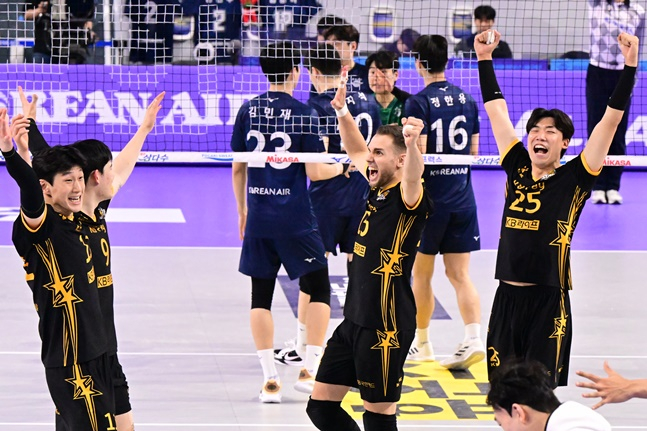 '대반전의 주인공' KB 비예나 43점 펄펄, 대한항공 격파... '임혜림 부상 아웃' IBK 완승 [V리그] | 스타뉴스