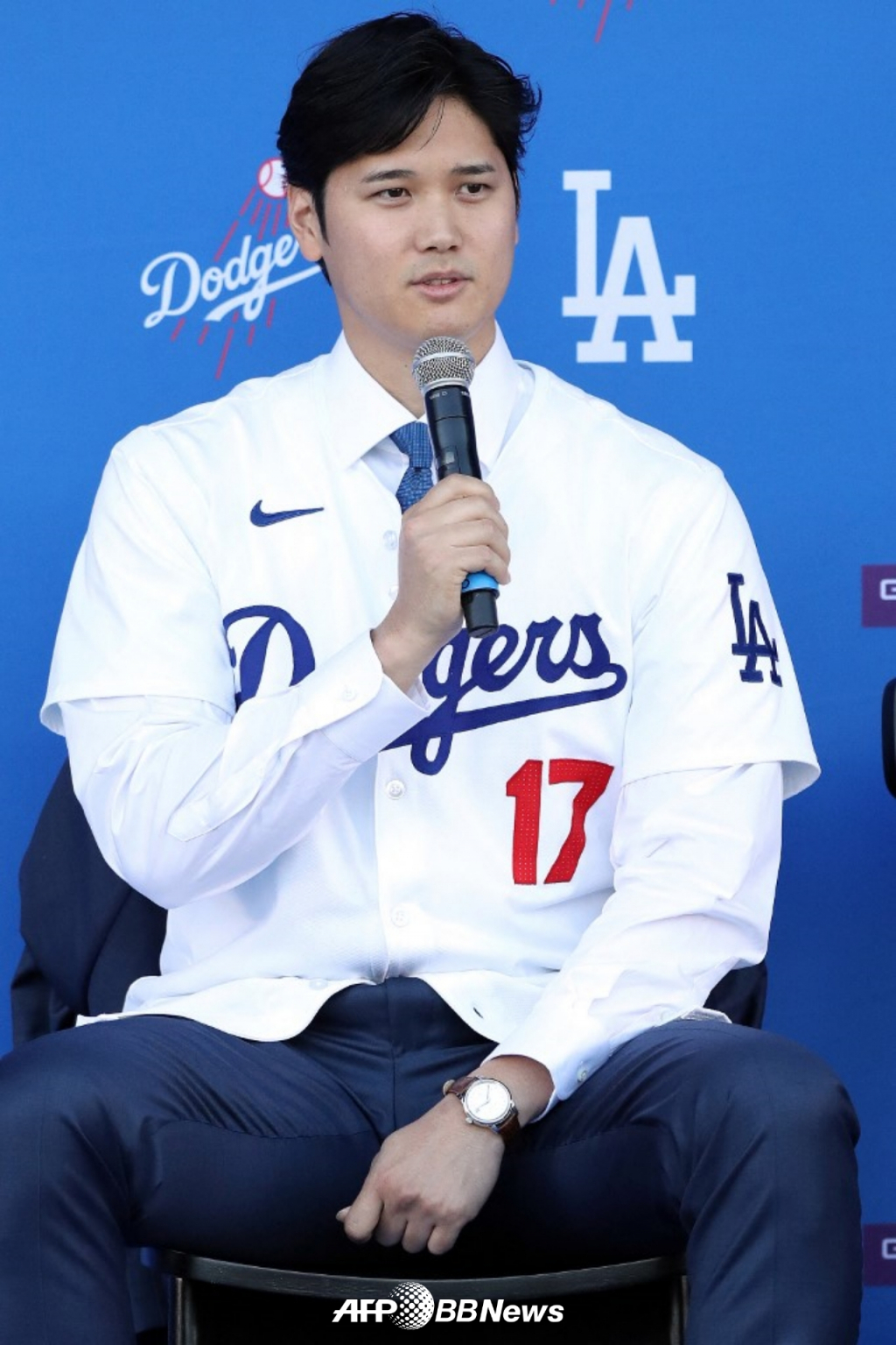 오타니 마침내 LA 다저스 유니폼 실착 공개!... 입단 첫 공식 행보 폭발적 관심 "제가 다저스를 선택한 이유는..." - 스타뉴스