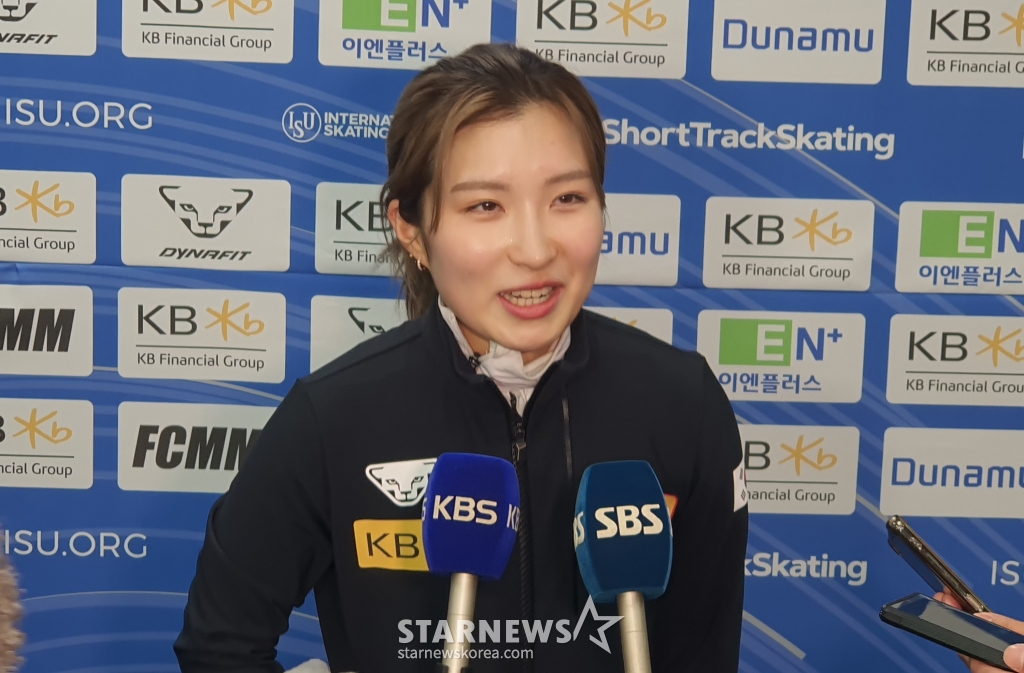 김길리, 4차 월드컵 1500m 가뿐하게 金 "차세대 에이스 아직 부담, (최)민정 언니 보고싶다" | 스타뉴스