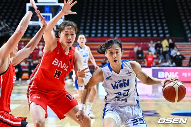 우리은행 단독 1위 복귀! 김단비 23점 대폭발+박지현 더블더블 대활약... BNK 3연패 [부산 현장리뷰] | 스타뉴스