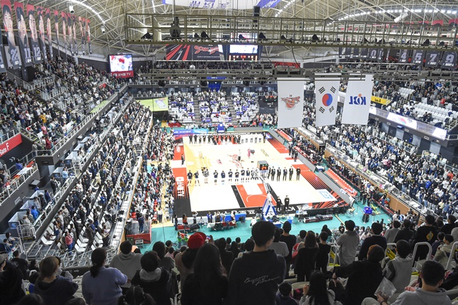 KBL 인기폭발, 전반기 관중 24%-입장수입 37% 'UP'... 1위 DB 화끈한 농구 일품 | 스타뉴스