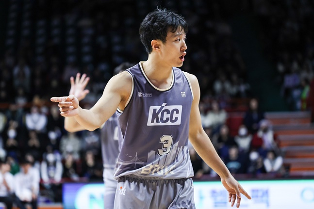 '허웅 18점 폭격' KCC 3연패 탈출→2024년 첫 승 감격, '선발 복귀' 소노 이정현 23득점 [부산 현장리뷰] | 스타뉴스