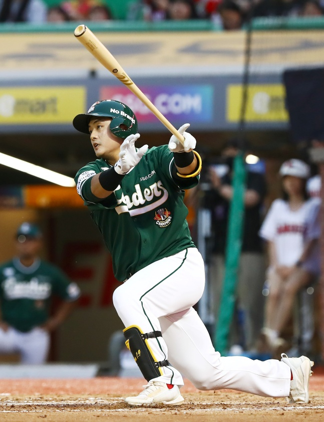 "하루 12시간을 야구장서 살았다" 독기 품은 SSG 1루수, 그 열정에 심판 아버지도 일대일 코치 자원 | 스타뉴스