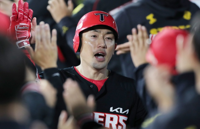 '동점 적시타→결승 투런포→2루타' 서건창 3안타 대폭발! KIA, KT에 5-1 승... 네일 6이닝 무자책 7K도 눈부셨다 [수원 현장리뷰] | 스타뉴스