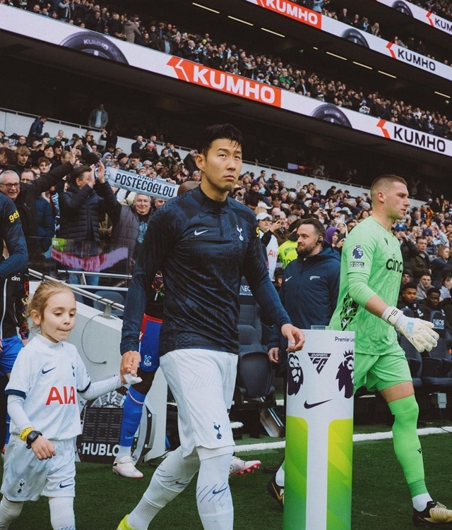 손흥민은 홀란·살라와 같은 레벨, 그런 SON과 비교하는 건 실례... 맨유 대표선수 저격한 EPL 레전드 | 스타뉴스