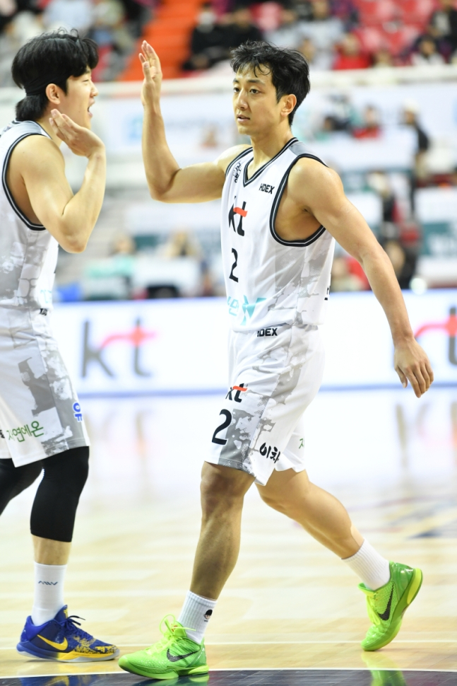 '허훈+배스 55점 합작' KT, PO 4강 진출! 현대모비스 꺾었다... 결승 티켓 두고 LG와 맞대결 | 스타뉴스