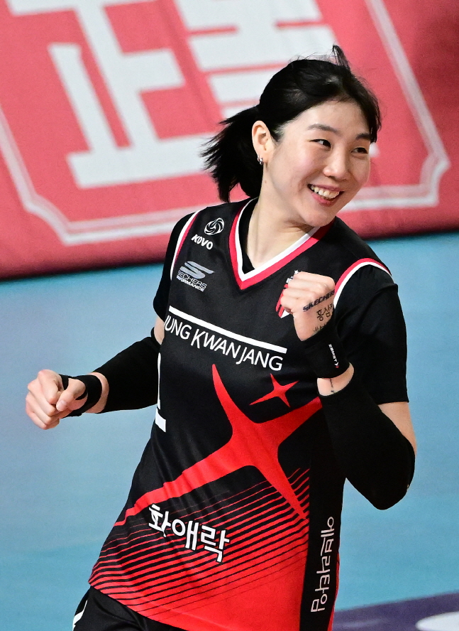 '놀라운 이소영 효과'에 IBK, 3년 21억 베팅했다... 국대 MB 이주아도 12억에 동행 [FA 종합] | 스타뉴스