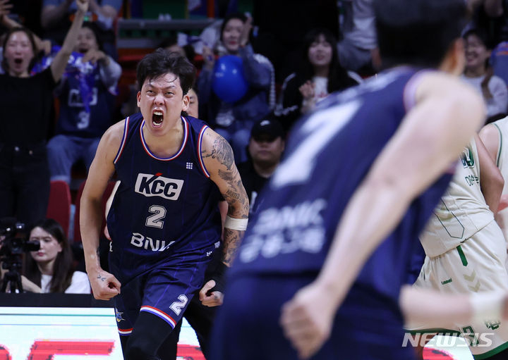 KCC 챔결까지 1승 남았다! 4강 PO 3차전 DB 제압... 허웅+라건아+최준용 71점 합작 | 스타뉴스