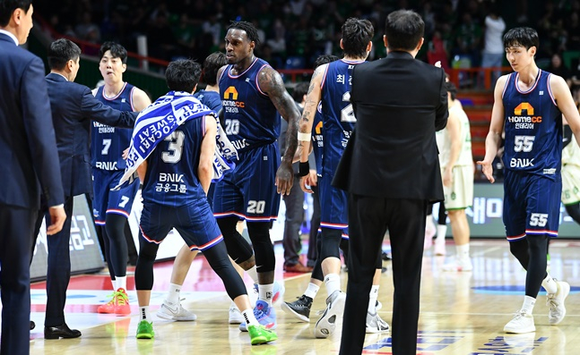 '기적의 KCC' 역대 최초 5위팀 챔프전 진출! 라건아 공수 맹활약+허웅 4Q 대폭발... DB 충격의 탈락 [4강PO4 현장리뷰] | 스타뉴스