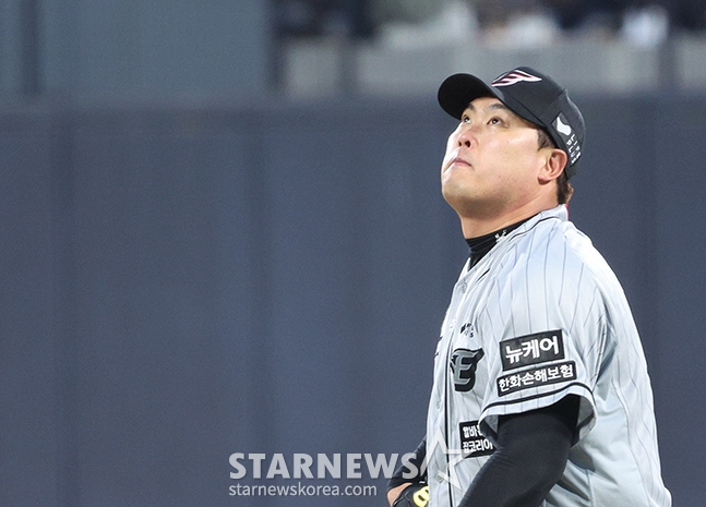 [영상] '0.78㎝ 차이 볼이라니...' KBO 류현진 ABS 데이터 전격 공개, '쓴웃음' 지은 판정 근거는 | 스타뉴스