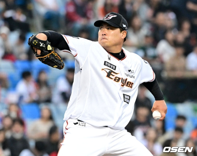 'ABS도 이겨낸 103구 역투' 류현진, KBO 100승이 보인다! 6이닝 2실점 QS... 노시환 만루포 앞세운 한화 4-2 리드 [대전 현장] | 스타뉴스