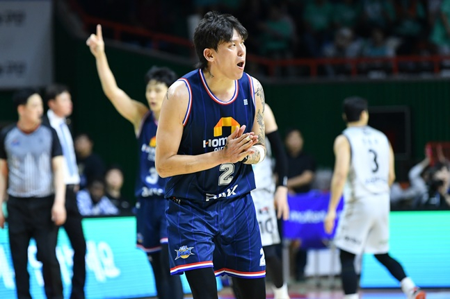 KCC 우승까지 '1승 남았다', 4차전 96-90 역전승! 최준용 24득점 부활쇼 [부산 현장리뷰] | 스타뉴스