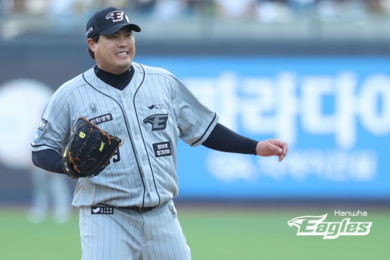 "RYU 160㎞ 찍는줄..." KBO 레전드 적장의 찬사 "옛날 류현진 보는 듯했다" [수원 현장] | 스타뉴스