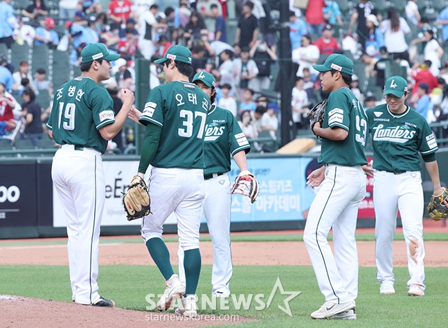 [포토] SSG '롯데 DH 1차전 5-1 승리' - 스타뉴스