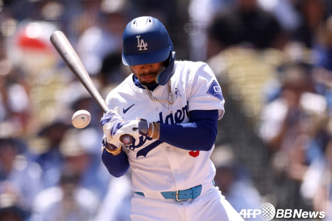 '악' LAD 초비상, MVP 유격수 손가락 골절+4480억 日 에이스 어깨 회전근 부상 이탈... 전반기는 못 본다 | 스타뉴스