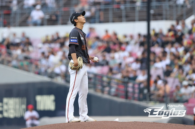'BBBBBBBB→조기 강판' 제구 안 되는 '1순위 신인', 볼넷 허용 1위 불명예... 2군행이 해법될까 | 스타뉴스