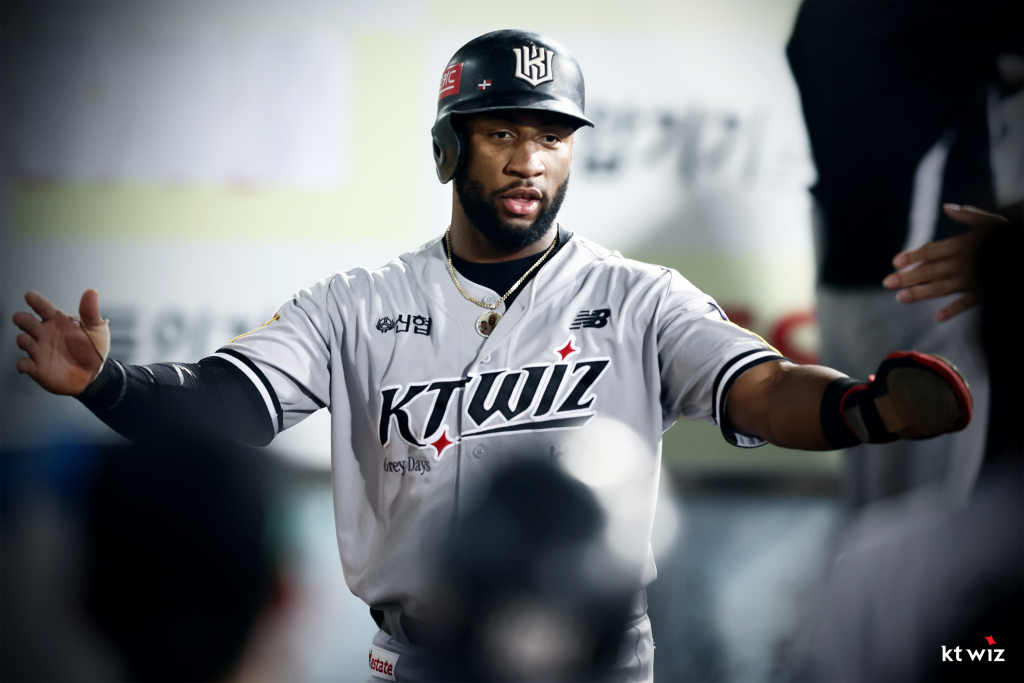 '이래서 MVP, MVP 하는구나'... 우승후보 드디어 반등하다, 전 경기 출장에도 '불만 無' 4연속 위닝 이끌까 | 스타뉴스