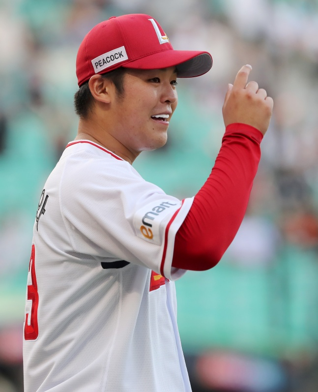 "영입하면 10일 오전 발표" 두산은 왜 KBO 56승 외인 아닌 '5G 등판' 日 시라카와 선택했나 - 스타뉴스