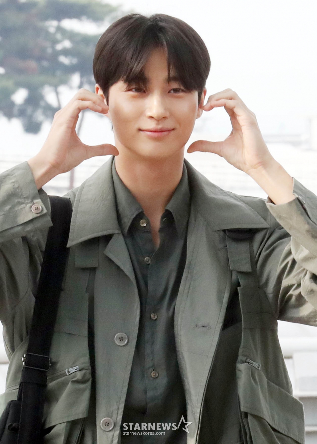 변우석, '과잉 경호 논란' 중에도 뜨거운 인기..'KM차트' 음원 1위 | 스타뉴스