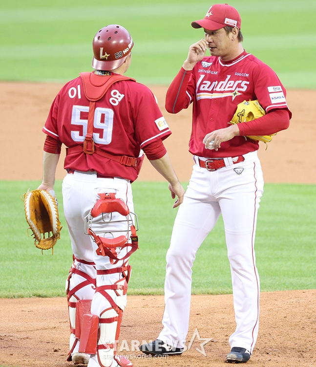 '이럴수가' 김광현 8실점 강판... 오지환 만루포 앞세운 LG, SSG 꺾고 3연승 질주 [SSG-LG 리뷰] | 스타뉴스