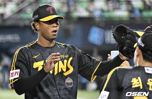 '손꼽아 기다린 에르난데스' 완벽 데뷔전 '150㎞-7K', LG 4연패→8월 첫 승... 타선도 폭발 10-3 대승 [잠실 현장리뷰] | 스타뉴스