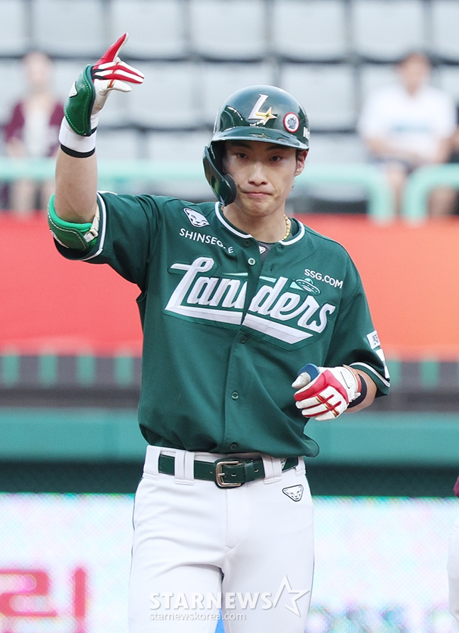 SSG 최지훈, 왼쪽 발등 사구 타박상으로 하재훈과 교체... "큰 이상 없다" [인천 현장] | 스타뉴스