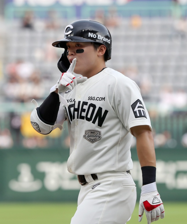 '정준재 폭풍질주+3안타 폭발' SSG, 두산 '8회 4점' 맹추격 따돌리고 3연패 탈출 [인천 현장리뷰] | 스타뉴스