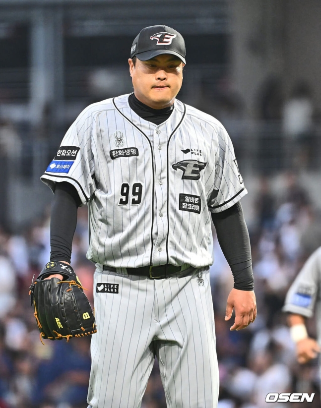 '2G 13실점' 더위 먹은 류현진, 상대 전적 'ERA 2.40' LG 만난다... 개막전 5실점 패배 설욕할까 | 스타뉴스