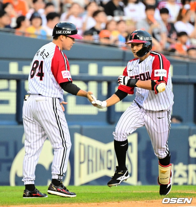 '드디어 미리보는 KS' LG 선발 라인업 발표, 전격 데뷔 첫 선발 출장 기회 잡은 최원영 8번 배치 [잠실 현장] | 스타뉴스