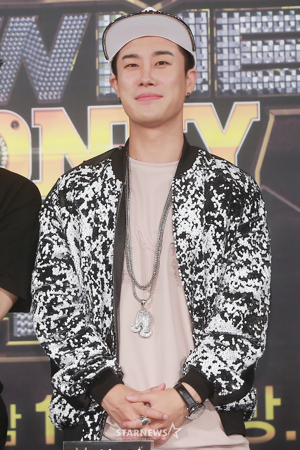 "자전거 똑바로 끌어" 산이, 행인 폭행 입건→혐의 인정+사과 [★NEWSing] | 스타뉴스