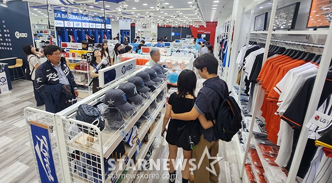 '인기 폭발' KBO 스토어 1호점 직접 가보니... 왜 KIA·두산·SSG·키움은 빠졌을까 [★현장] | 스타뉴스
