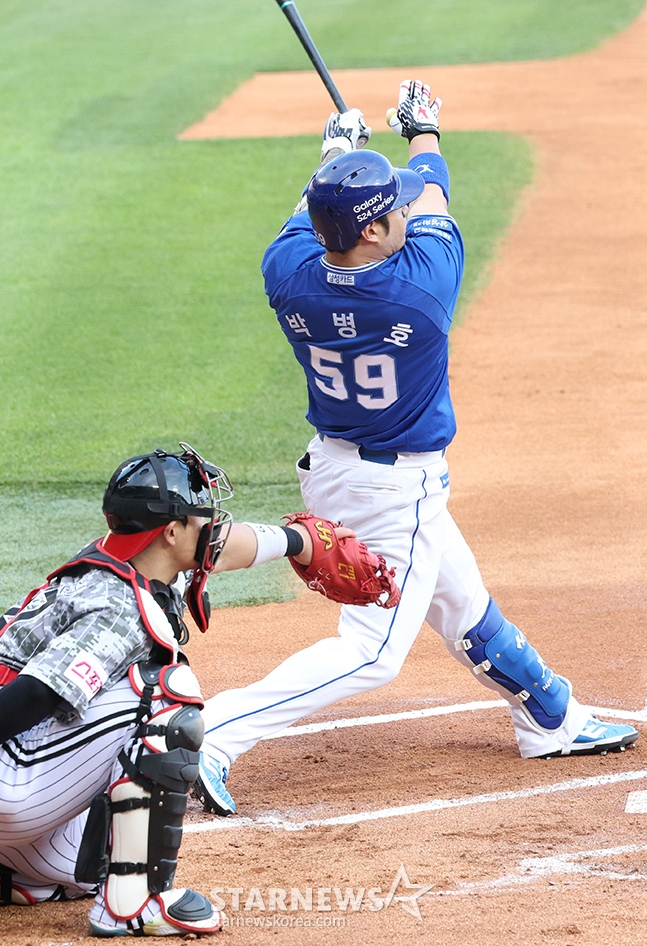 7월만 해도 최형우였는데... '8월 7홈런 폭발' 박병호, 단숨에 전세 역전! KBO 3번째 400홈런 탄생 임박 | 스타뉴스