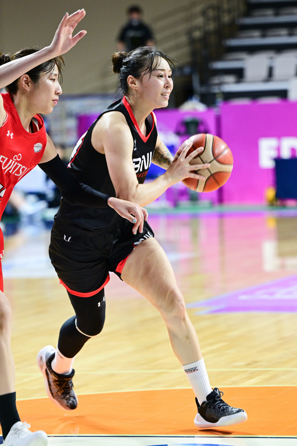 '김소니아 21점 분전' BNK, 日 챔피언 후지쯔에 역부족 '12점 차' 패배... 일본 팀끼리 박신자컵 결승 대결 [아산 현장리뷰] | 스타뉴스