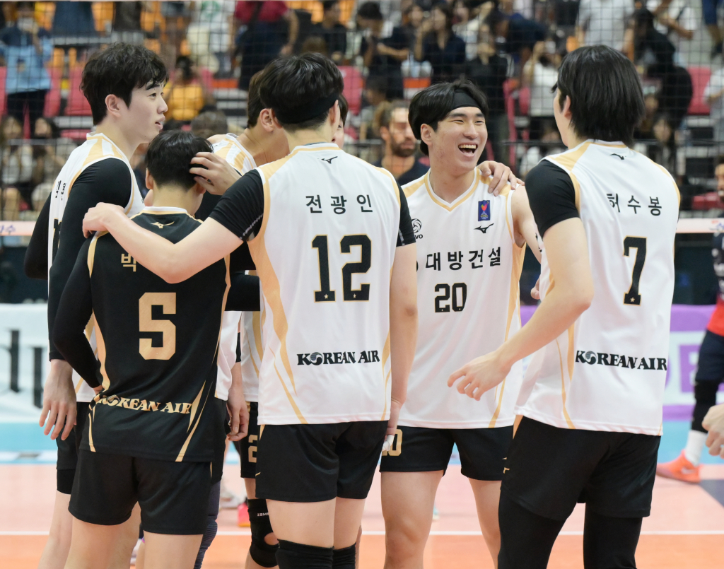 韓 배구 강하다! 팀 KOVO, 이탈리아 명문 몬차에 셧아웃 완승... '한국 최고 유망주' 이우진 9점 | 스타뉴스