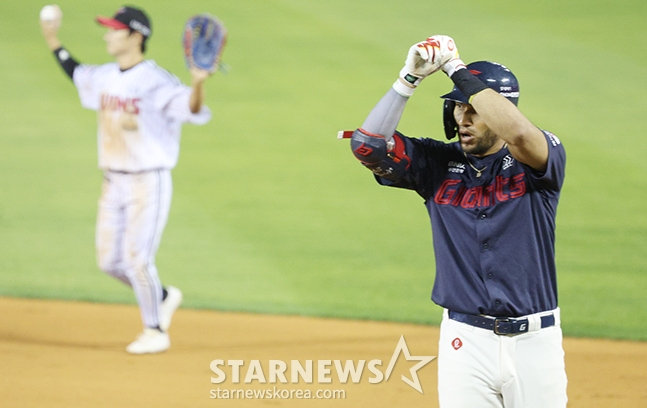 '역대급' KBO 43년 역사상 최초 기록 또 탄생하나, 당찬 각오 "100%로 남은 매 경기 임하겠다" | 스타뉴스