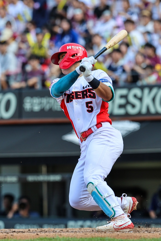 '40-40 도전 안 끝났다' 김도영, 보름 만에 36호 포! KT 벤자민 상대 130m 솔로 아치 작렬 | 스타뉴스