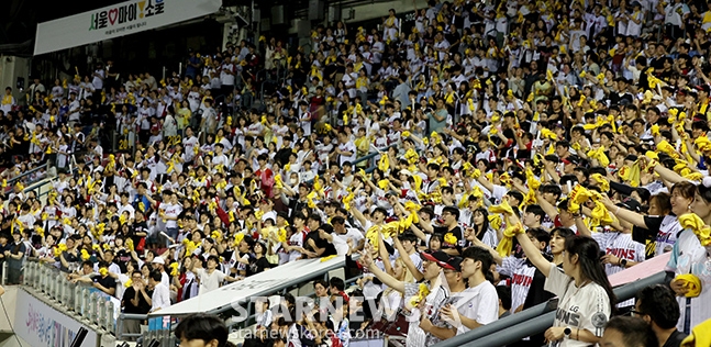 [포토] LG '홈 최종전에서 43년 KBO리그 최다 관중 신기록' | 스타뉴스