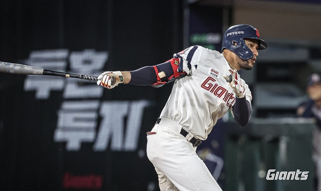 어느새 이종범도 넘었다! 롯데 '안타기계' 또 멀티히트, 이제 4개 더 치면 KBO 43년史 새로 작성 [부산 현장] | 스타뉴스