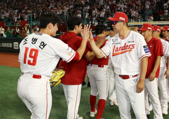 'KBO 43년 역사상 최초 5위 결정전 간다' 사령탑의 감사 인사 "승리의 기운, 만원 관중으로 불어넣어 주셨다" | 스타뉴스