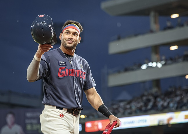 '롯데 전설' 등번호 달고 KBO 43년史 새로 쓴 복덩이, 온갖 우려 딛고 '역대급 시즌' 작성 - 스타뉴스