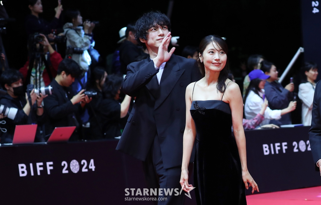 BIFF 레드카펫 밟은 사카구치 켄타로-아리무라 카스미[★포토] - 스타뉴스