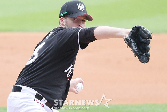 '사상 첫 WC 업셋' 벤자민이 해낸다, 이강철 감독 "계속 좋은 흐름, 오늘 이기면 나도 장담 못한다" [WC2 현장] | 스타뉴스