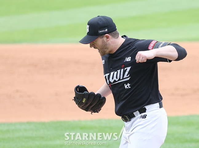 'KBO 최초 WC 업셋' KT가 기적을 썼다, 두산에 2연승 준PO 진출... 벤자민 7이닝 무실점+강백호 결승타 [WC2 현장리뷰] - 스타뉴스